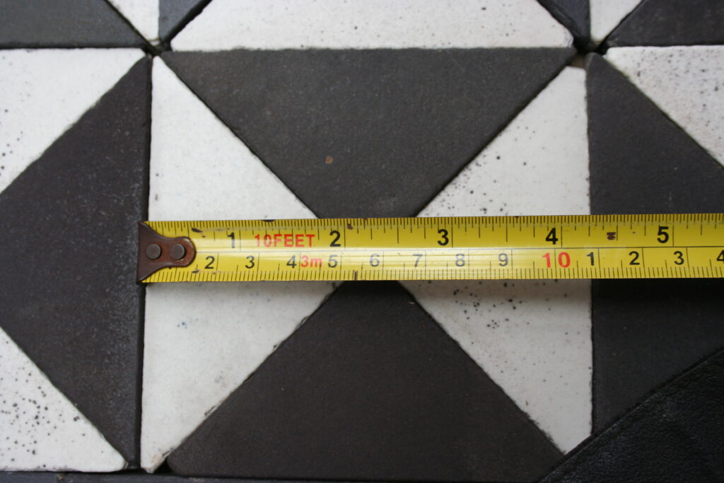 » Black and White triangular floor